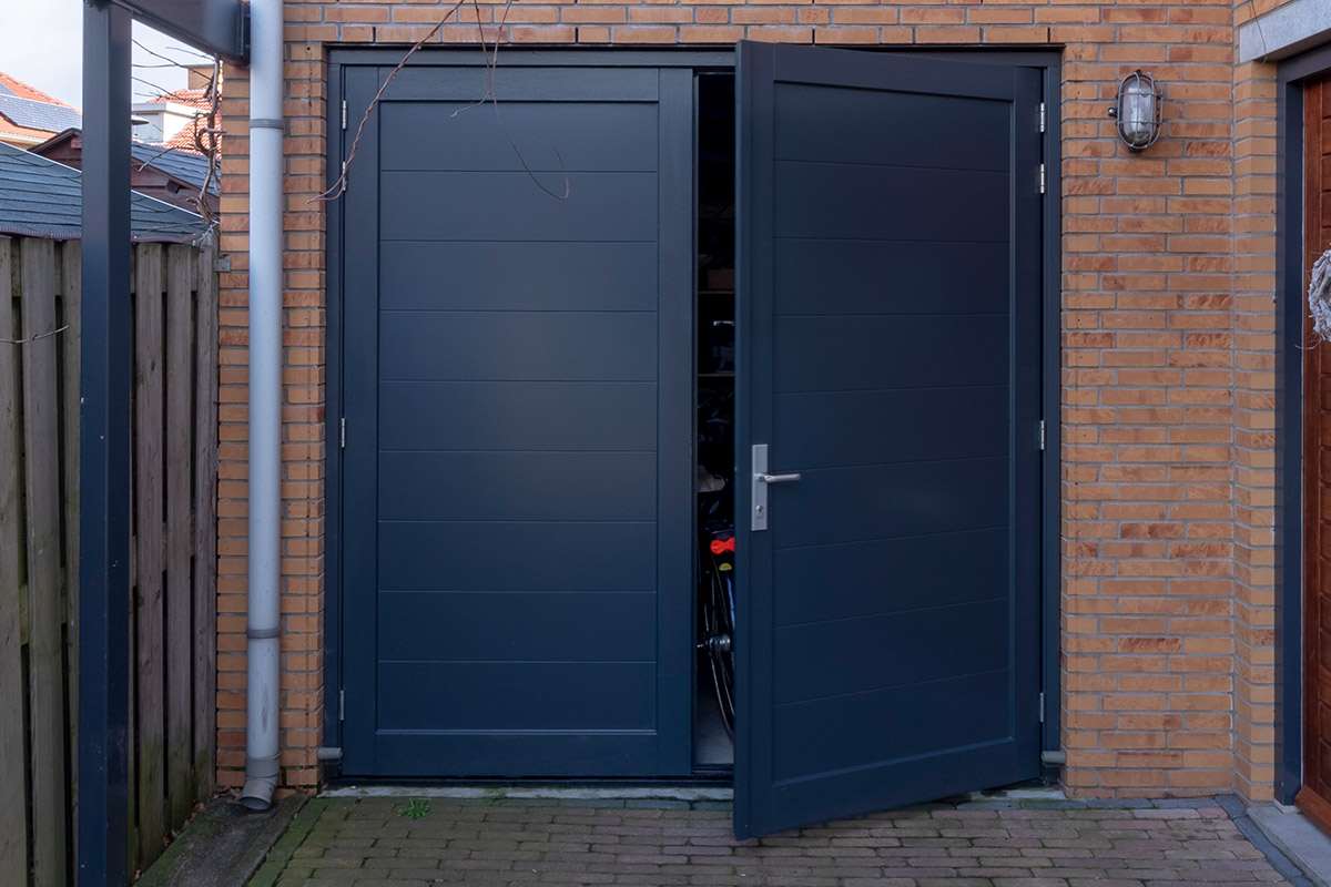 Project: Openslaande garagedeur van hout | Ambassa